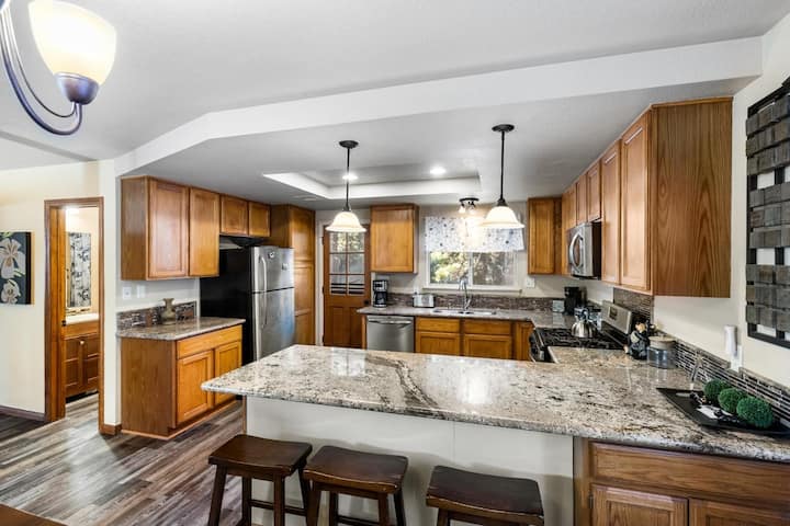Affordable Luxury! Hot Tub! Pet Friendly! Pool Table! Bbq! Fireplaces! Updated Kitchen! - California