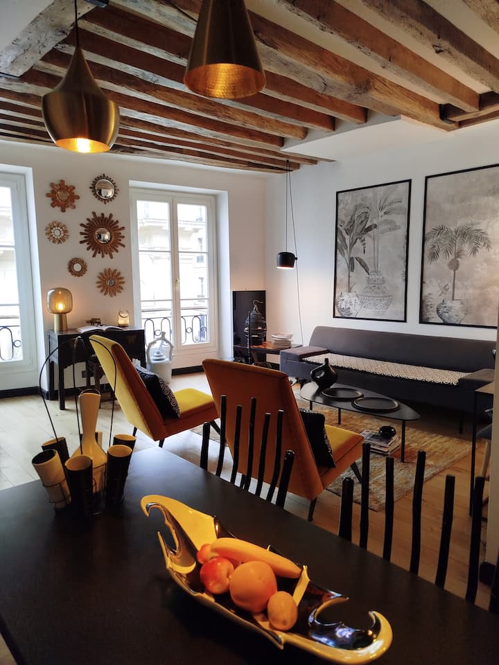 Au Centre De Paris, Louvre. Palais Royal - Paris