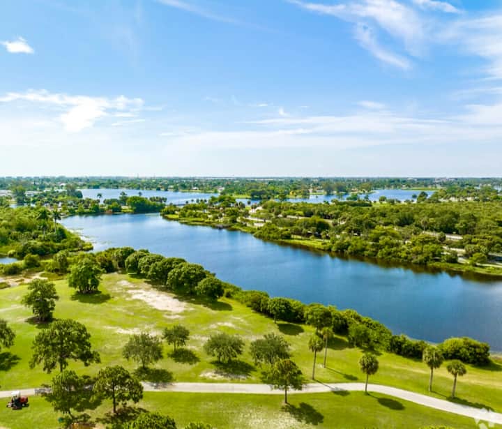 Fishing Heaven! Lakeside 3/2 Hot Tub  & Tiki ! - Lake Worth, FL