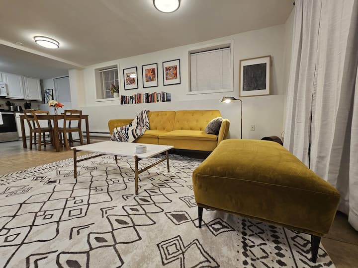 Artistic Getaway Near Rail – 2br - Seattle, WA