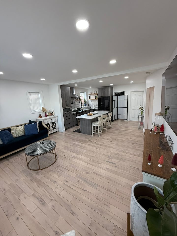 Lovely 2 Bedroom Apartment A Block From Ubs Arena - Queens