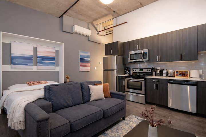 Mccormick Place Cozy Studio W/ Parking | Sleeps 4 - Chicago, IL