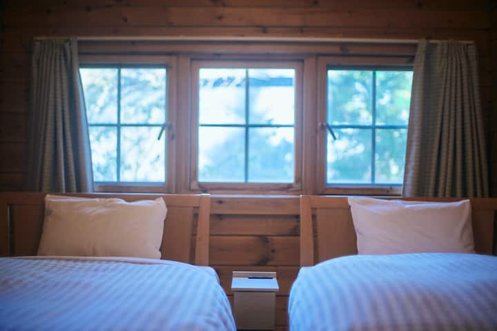 軽井沢　【煌くモミジのログハウス】　中軽井沢駅から1ｋｍ！街中に立地・利便性good - Karuizawa