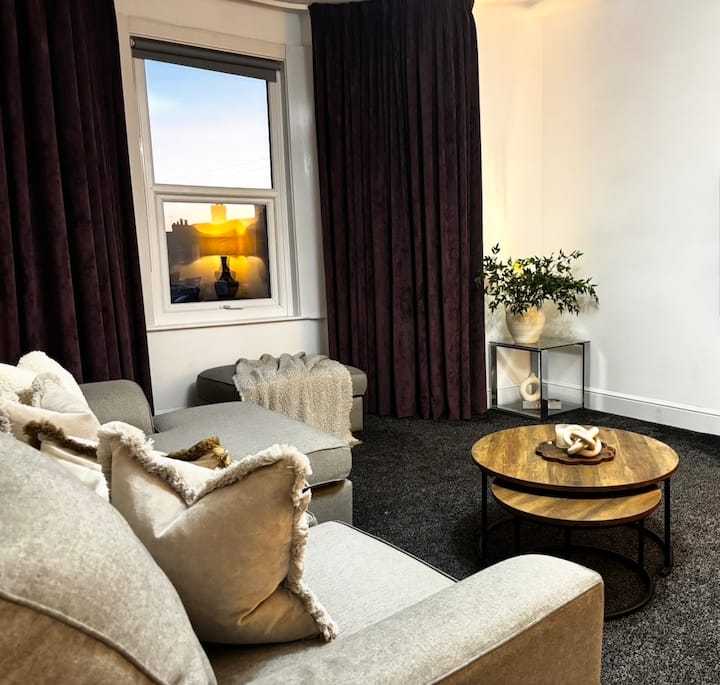 Stylish 3-bed House | Parking | Near Leeds - Leeds