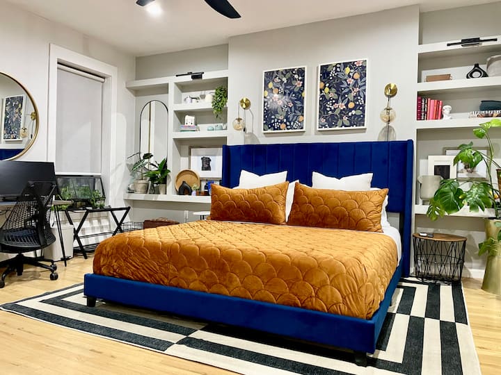 Luxe King Suite & Private Bath | 8-mins To Nyc! - Jersey City, NJ