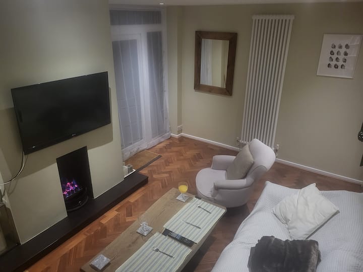 Cosy 3 Bed House- Spacious & W/ Lovely Garden - London, UK