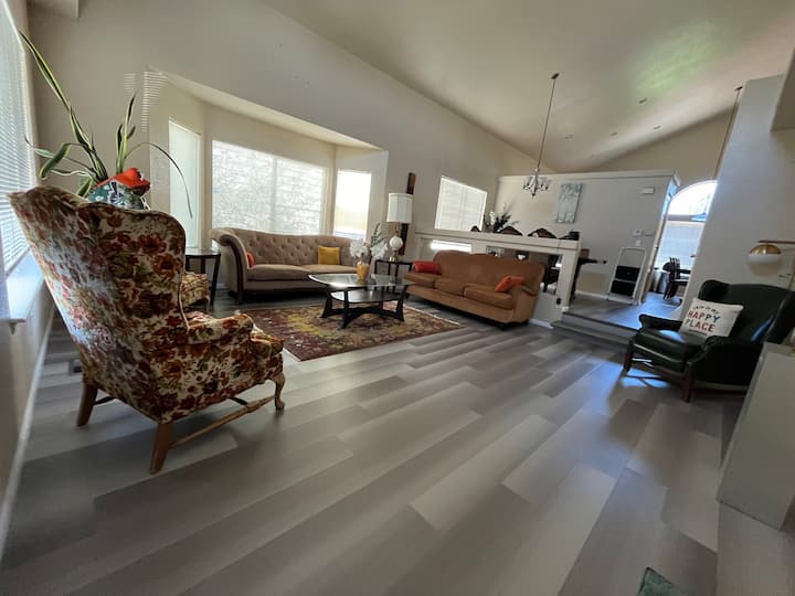 Cheerful 3-bedroom Home With Free Parking - Aurora, CO