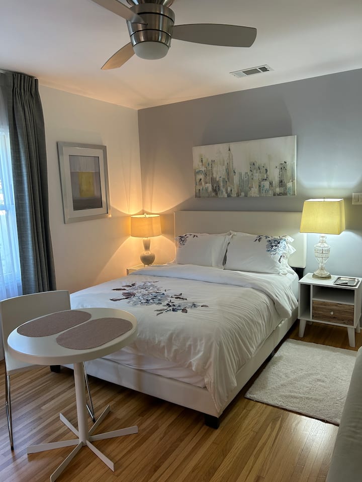 Primary Ensuite Bedroom, Private With Free Parking - Santa Ana, CA