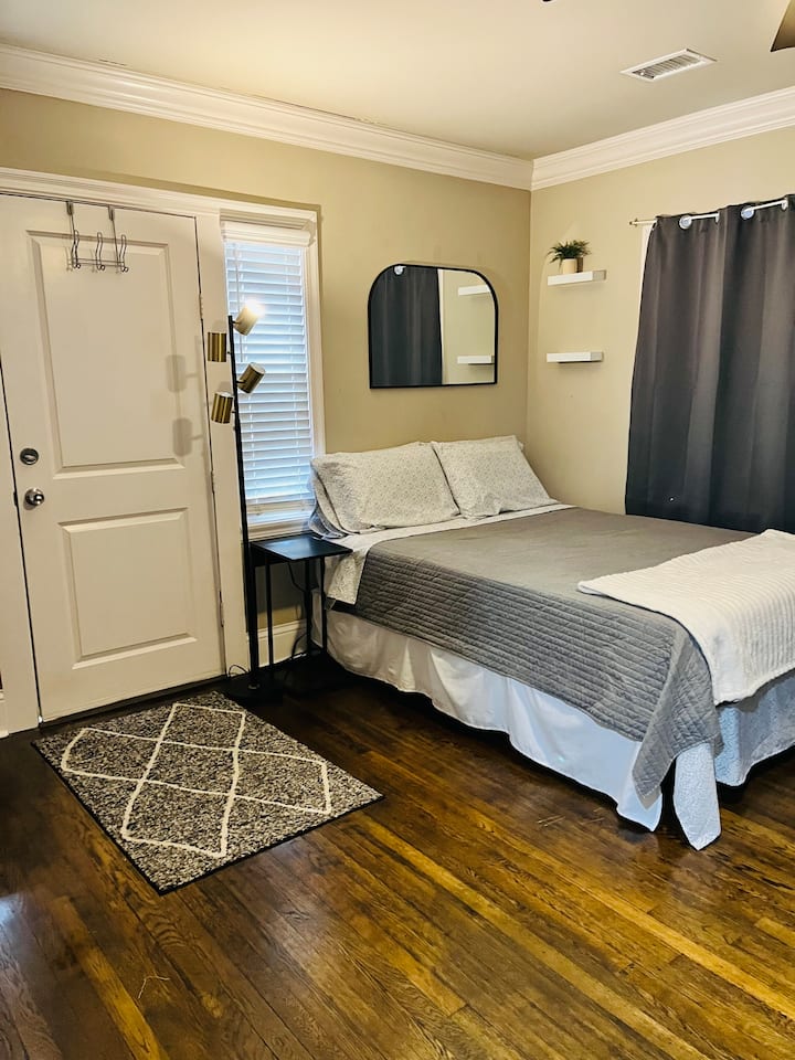Charming Kc Corporate Apt-walk To Street Car! - Kansas City, MO