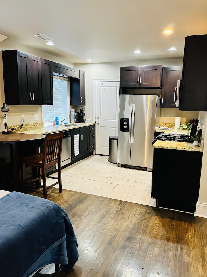 Charming Kc Corporate Apt-walk To Street Car! - Kansas City, KS
