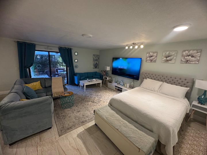 Private Studio Fenced Patio/backyard, Parking. - West Palm Beach, FL