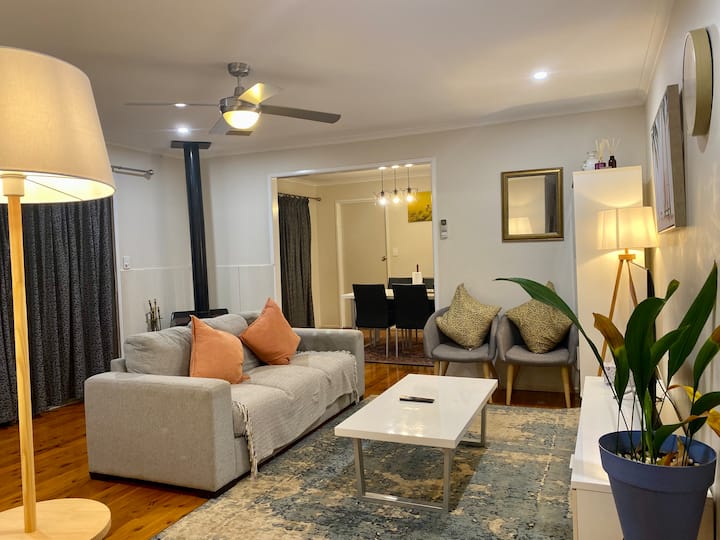 Tranquil Retreat: Spacious 4-bedroom Getaway - Toowoomba
