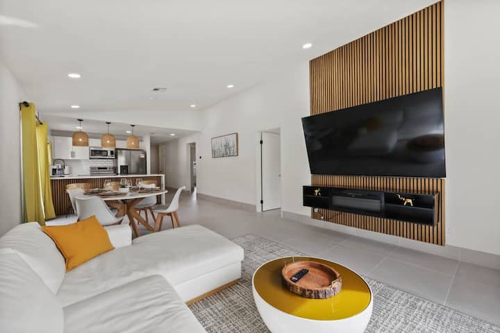 Luxury Summerlin Home, 15m To Strip. Tesla Charger - Las Vegas, NV