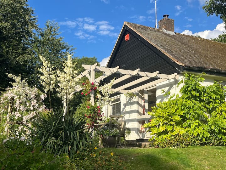 Country Cottage In 8 Acres Of Surrey Hills Aonb - Shere