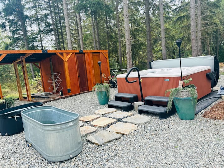 Spa Retreat Near Mount Rainier– Hot Tub & Sauna - Northwest Trek Wildlife Park