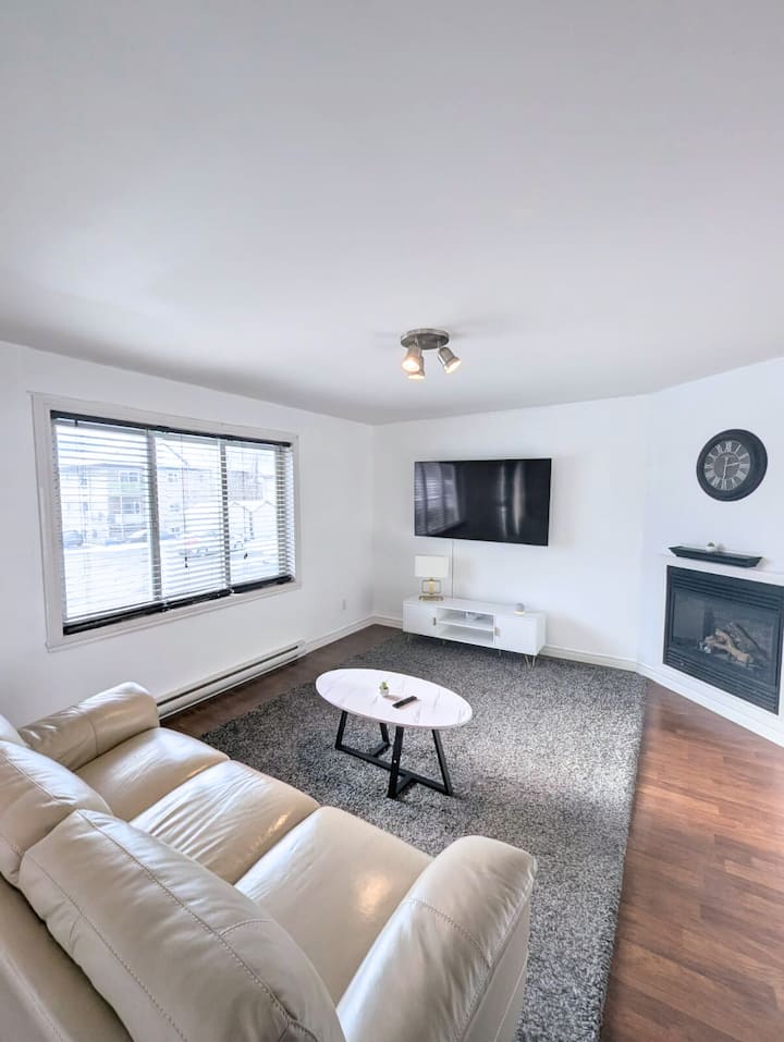 Large Condo W/hot Tub & Workspace | 2 Free Parking - Laval, Quebec, Canadà
