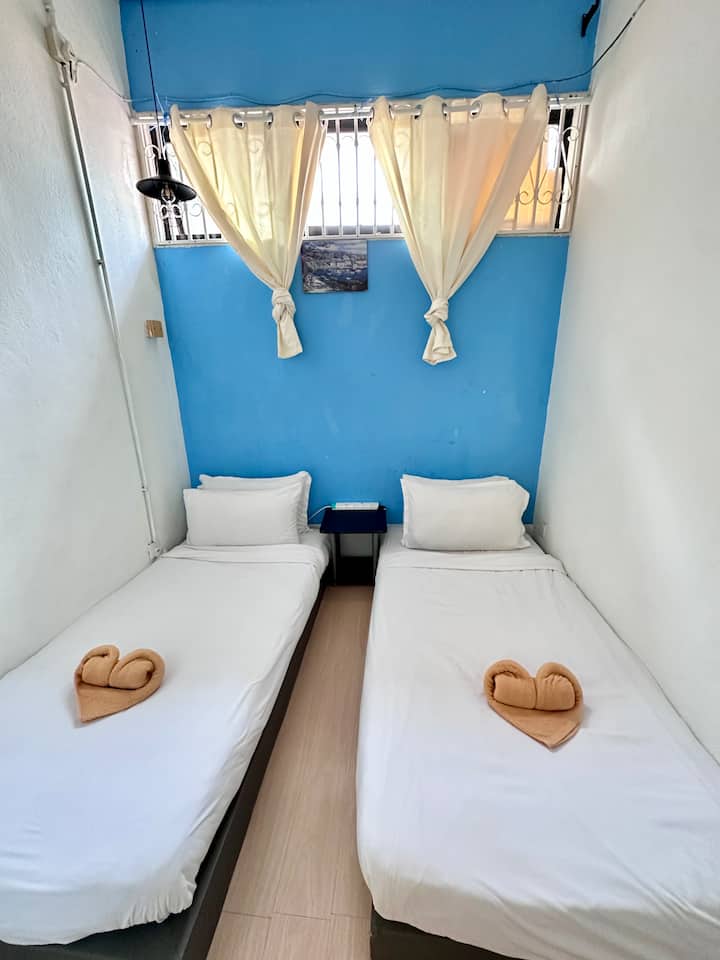 Budget Twin Room In Georgetown Share Bathroom - Penang