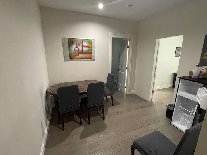 Cheerful Guest Unit Close To 2 Skytrain Stations - Coquitlam