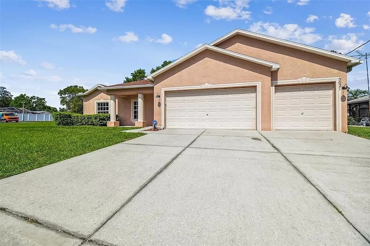 Home Away From Home! - Spring Hill, FL