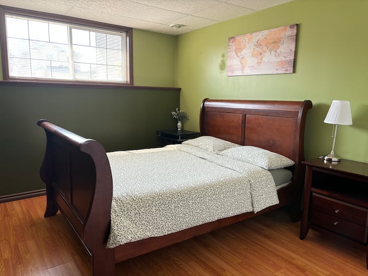 Spacious Basement Suite, 2 Beds, Private Entrance - Edmonton, Canada