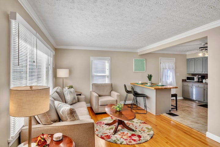 Cheerful And Convenient 2br Home - New Albany, IN