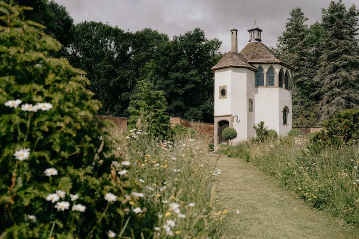 Historic Summerhouse On Private Country Estate - Worcestershire