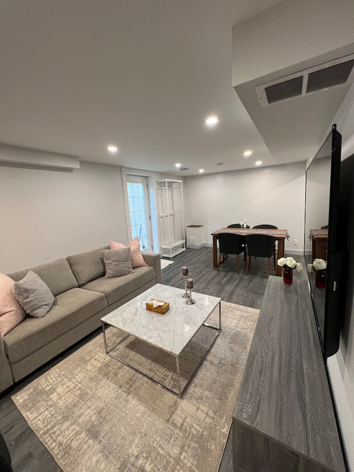 Bright & Stylish 2br Basement Suite - Newmarket