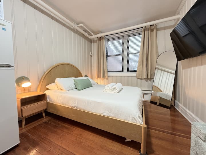 (140r) Bohemian Back Bay Studio Retreat - Everett, MA