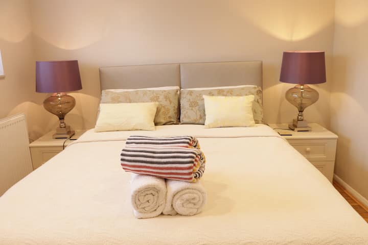 Spacious Family House & Free Parking - Farnham