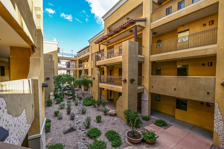Peoria • Desert Hideaway • Resort Pools - Phoenix, AZ