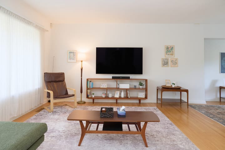 Cafés, Spacious, Prime Location | 3 Bed Home - Winnipeg