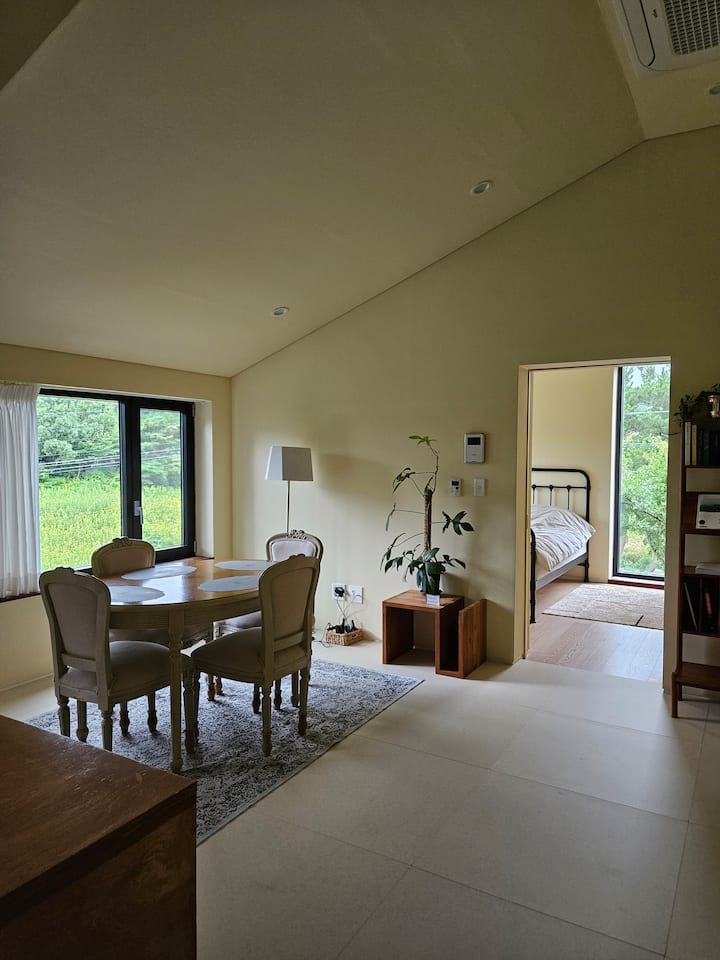 창밖으로 거문오름이 펼쳐지는 2층 27평 수수로 제주 / 3인 가족 추천 투룸 숙소 - Jeju-si