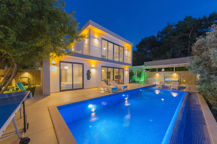 ÖZel Korunaklı Havuz,jakuzi,çocuk Oyun Park Villa - Kalkan