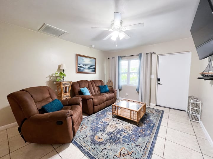 Free Cleaning, Long Driveway, Near Downtown! - Fort Myers, FL