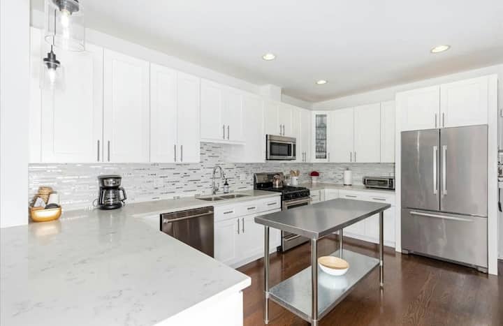 Downtown Oak Park - Luxury 3 Bed 3.5 Bath Townhome - Chicago, IL