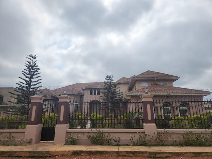 A 6-bedroom, 8-bath House With Pool & Tennis Court - Ghana