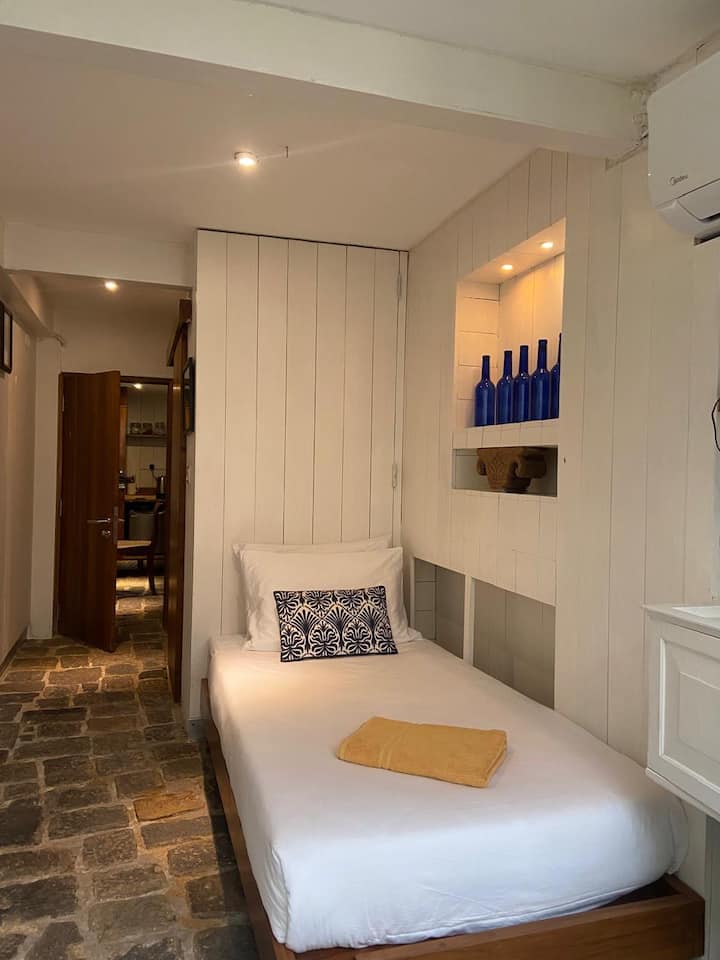 Tiny House-courtyard-pool-the Nook - Colombo