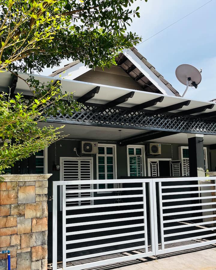 Aisyah Homestay Kijal With Cozy Minimal Decoration - Kijal