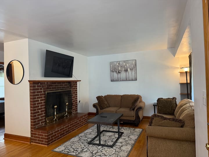 Cutie's Palace, 3bd/1ba Home, W/d, Wi-fi, Deck - Danville, VA