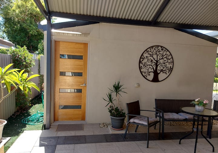 Separate 1-bedroom Guest House With Free Parking - Perth
