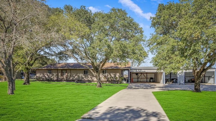 Schertz Country Farmhouse On 1 Acre With Gameroom - Universal City, TX
