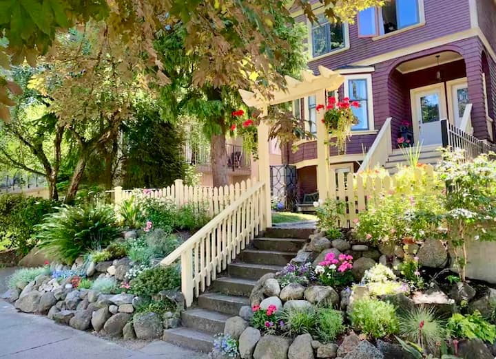 Kitsilano Tower House! Main Suite - Vancouver