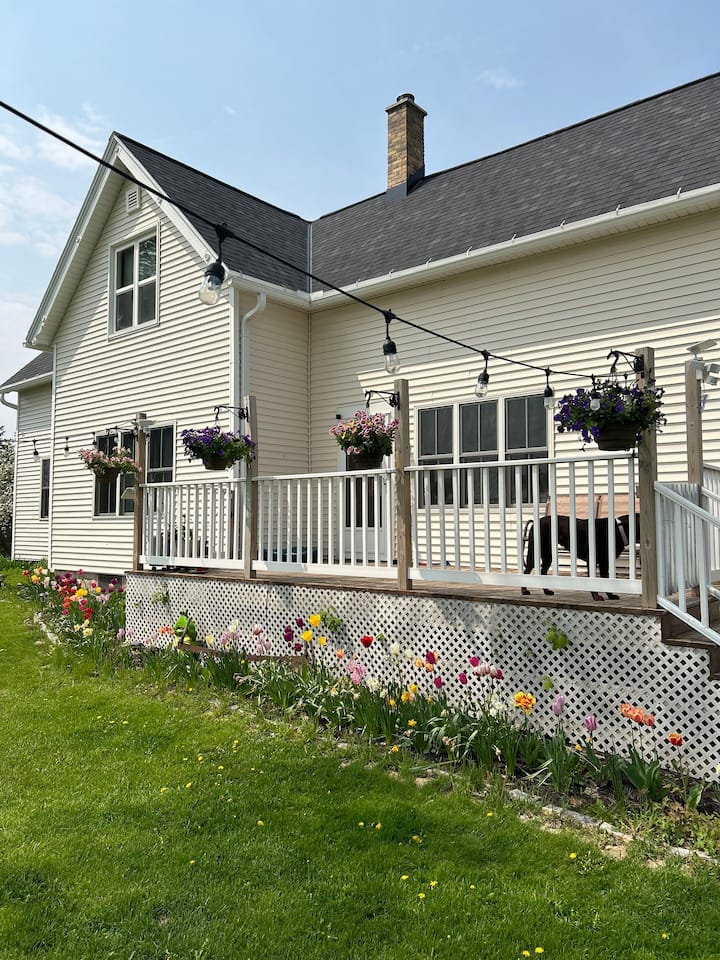 Charming Farmhouse 11 Miles From Lambeau +Baybeach - LedgeStone Vineyards, Greenleaf