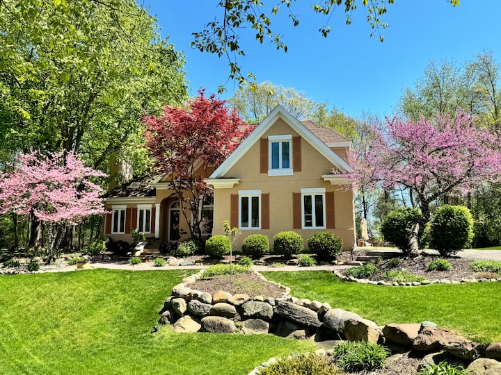 Brighton Retreat W/ Patio, Swim Spa & Game Room - Brighton, MI