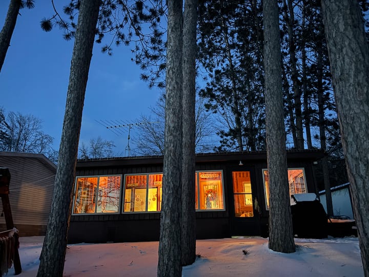 Little Lake Retreat Quiet Cottage - Michigan
