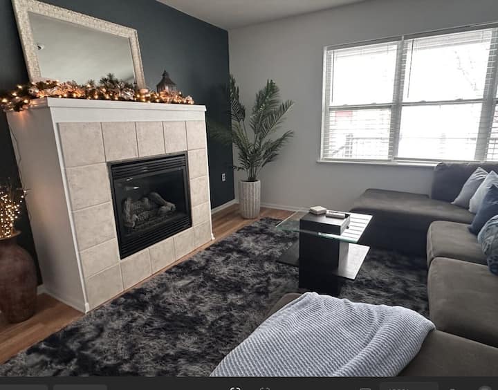 Prime Time - 3 Bedroom With Fireplace! Sleeps 12 - Madison, WI