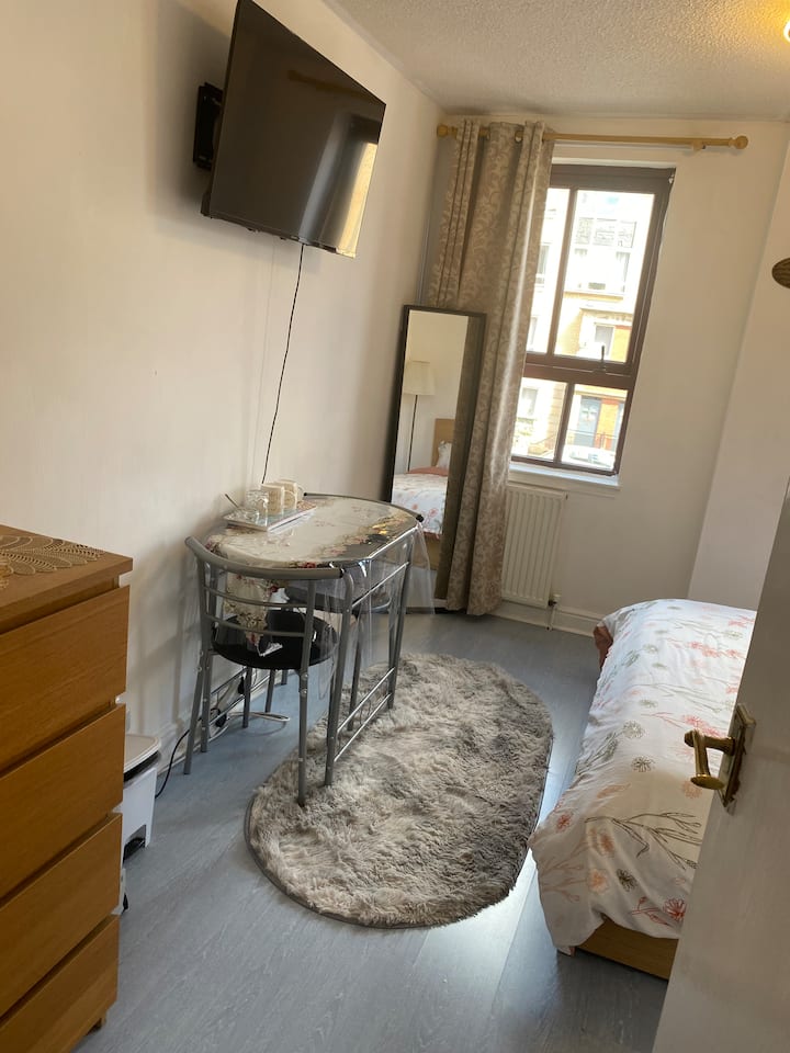 Cheerful Bedroom In Central Glasgow - Glasgow