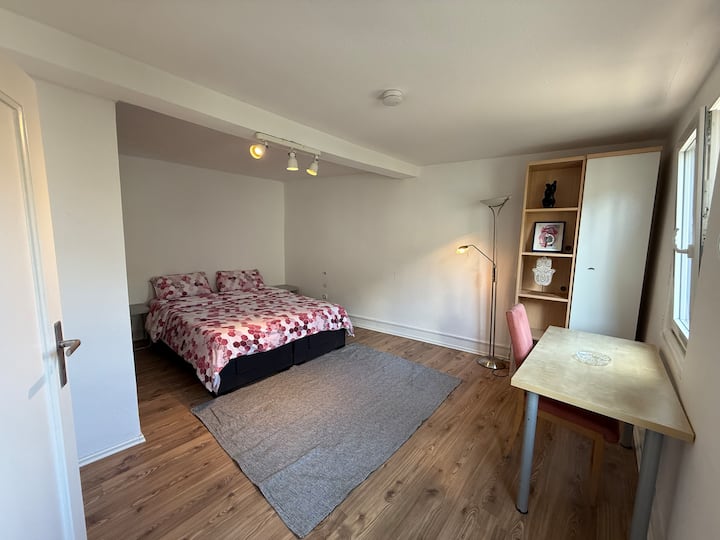 Lovely Bedroom In 3 Rooms Apartment - Francfort-sur-le-Main