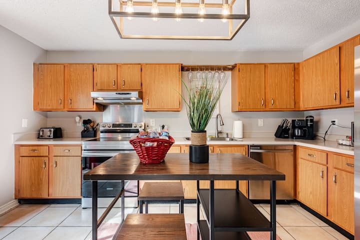 Family Paradise: Game Room, Fire Pit & Six Flags - San Antonio