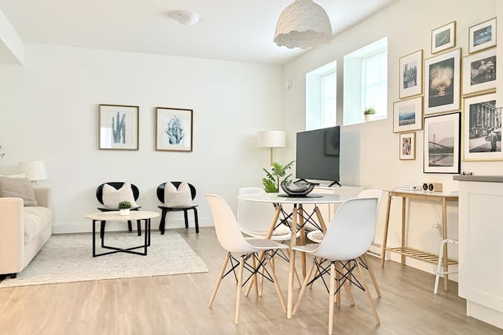 Clean King Suite| Fast Wifi| Netflix| Parking| W/d - British Columbia